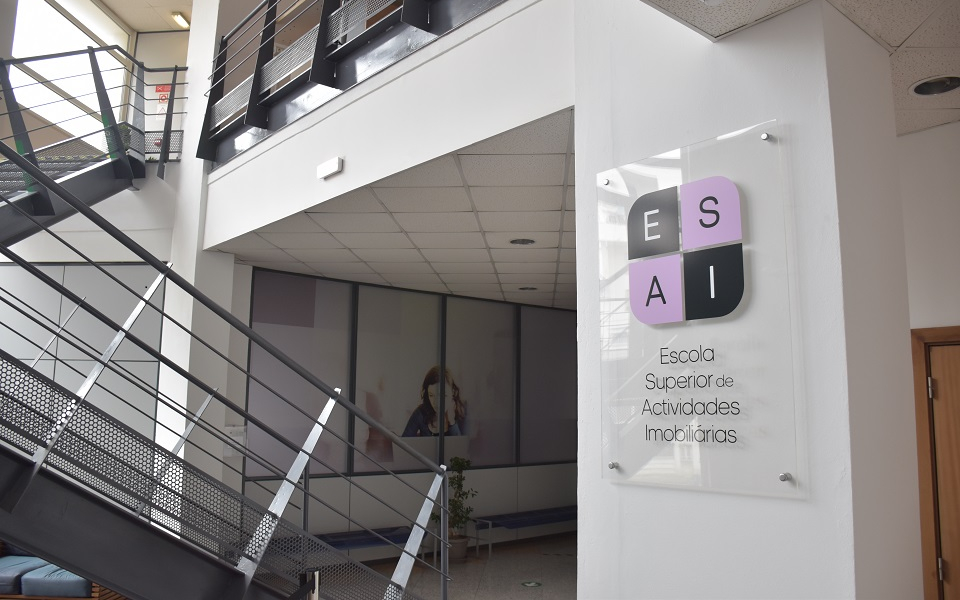 É imperativo que seja aprovado um diploma que fixe requisitos de acesso ...